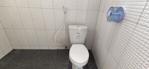 Um polibã, artigos de higiene pessoal grátis, toalhas fornecidas 