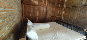 Quarto Standard | Secretária adequada para computadores portáteis 