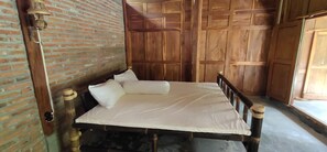 Quarto Standard | Secretária adequada para computadores portáteis 