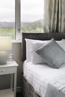 Quarto casal básico | Ferros/tábuas de passar roupa, roupa de cama