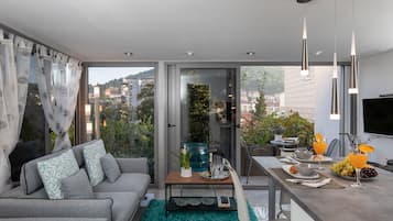 Apartamento (One-Bedroom Apartment) | Sala | TV de ecrã plano