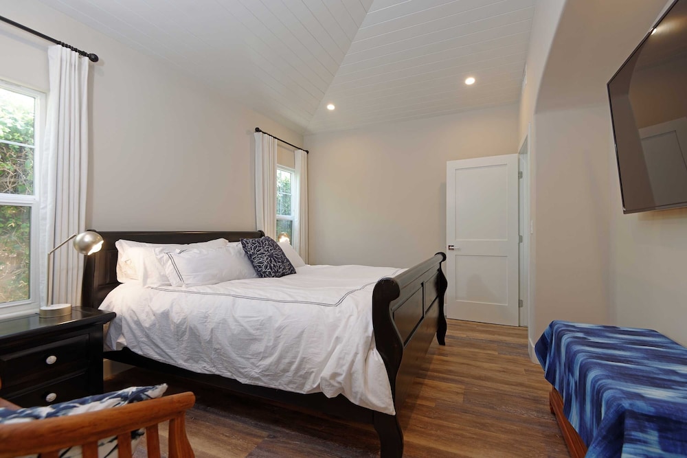 Gorgeous Designer Oasis In Pacific Beach, Central Ac, Wifi, And Parking! - San Diego, CA