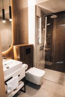 Apartamento Executivo (4 persons) | Casa de banho | Um polibã, um chuveiro fixo, toalhas fornecidas, sabão 