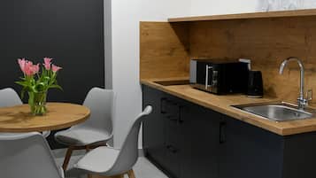 Frigobar, micro-ondas, cooktop, talheres/pratos/utensílios de cozinha