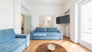 Apartamento, 2 quartos | Sala | TV de ecrã plano
