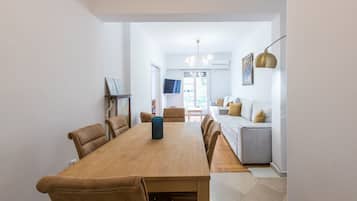 Apartamento, 4 quartos | Refeições no quarto