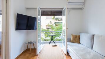 Apartamento, 4 quartos | Sala | TV de ecrã plano