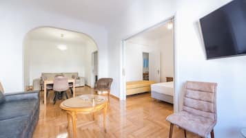 Apartamento, 3 quartos | Sala de estar | TV de ecrã plano