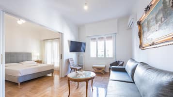 Apartamento, 3 quartos | Sala de estar | TV de ecrã plano