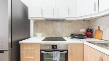 Apartamento, 3 quartos | Cozinha privada | Um frigorífico/congelador grande, um forno, uma placa de cozinha