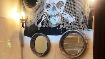 Dormitório Partilhado, em dormitório misto, terraço | Casa de banho | Um polibã, artigos de higiene pessoal grátis