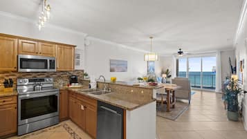 Apartamento em Condomínio Fechado, 2 quartos, varanda, vista para o oceano (601) | Cozinha privada | Um frigorífico/congelador grande, um micro-ondas, uma cafeteira/bule