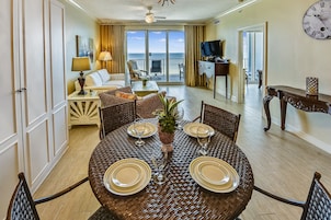 Apartamento em Condomínio Fechado, 2 quartos, varanda, vista para o oceano (1404) | Refeições no quarto