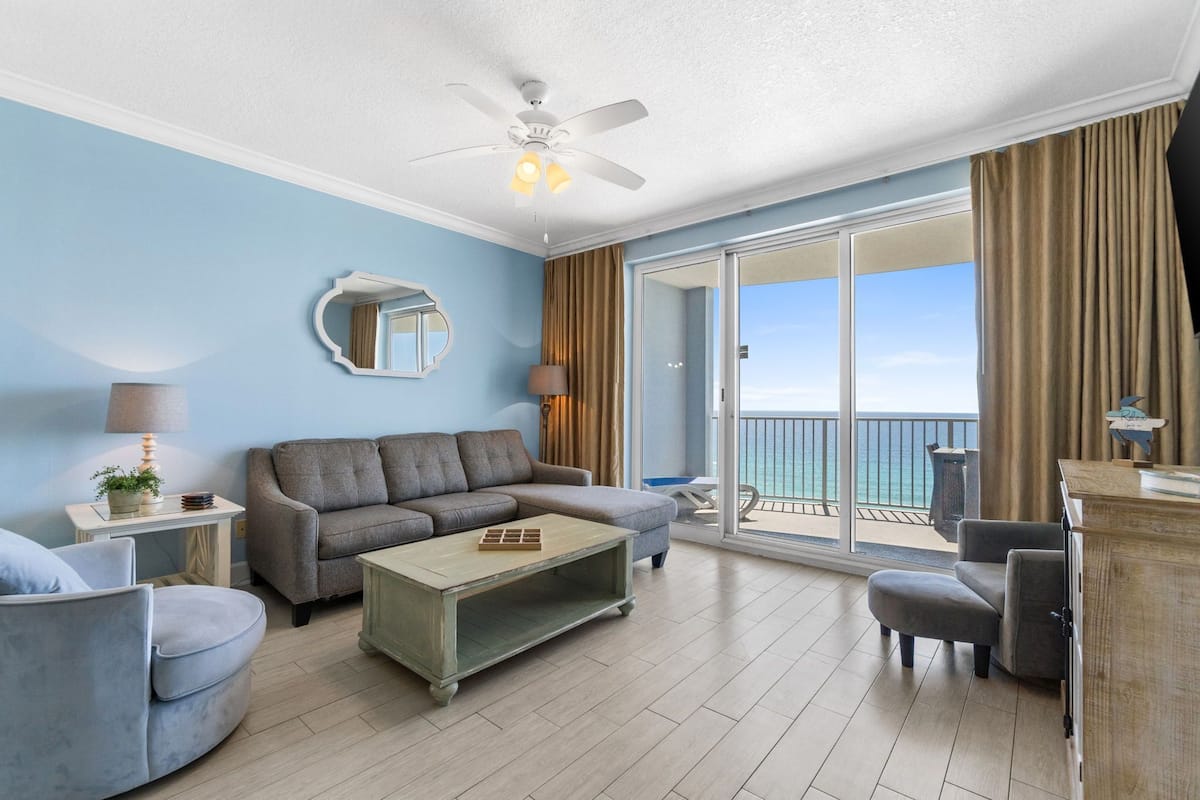 Apartamento em Condomínio Fechado, 2 quartos, varanda, vista para o oceano (1404) | Sala de estar | Televisor de ecrã plano de 32 polegadas com canais por cabo, televisor