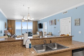 Apartamento em Condomínio Fechado, 2 quartos, varanda, vista para o oceano (1404) | Cozinha privada | Um frigorífico/congelador grande, um micro-ondas, uma cafeteira/bule 