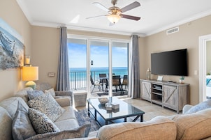 Apartamento em Condomínio Fechado, 2 quartos, varanda, vista para o oceano (404) | Sala de estar | Televisor de ecrã plano de 32 polegadas com canais por cabo, televisor