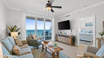 Apartamento em Condomínio Fechado, 2 quartos, varanda, vista para o oceano (601) | Sala de estar | Televisor de ecrã plano de 32 polegadas com canais por cabo, televisor