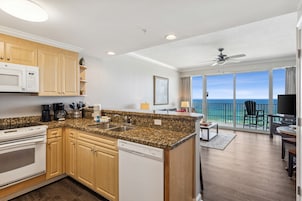 Condo, 1 quarto, sacada, vista para o oceano (806) | Cozinha privada | Micro-ondas, cafeteira/chaleira, toalhas de papel