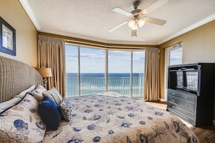 Apartamento em Condomínio Fechado, 2 quartos, varanda, vista para o oceano (803) | Roupa de alta qualidade, com decoração personalizada