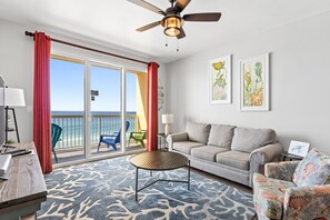 Apartamento em Condomínio Fechado, 2 quartos, varanda, vista para o oceano (602 E) | Sala de estar | Televisor de ecrã plano de 32 polegadas com canais por cabo, televisor 