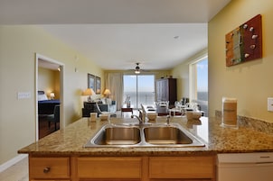 Apartamento em Condomínio Fechado, 3 quartos, varanda, vista para o oceano (1601 W) | Cozinha privada | Um frigorífico/congelador grande, um micro-ondas, uma cafeteira/bule