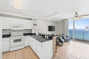 Condo, 2 quartos, sacada, vista para o oceano (1110) | Cozinha privada | Geladeira grande, micro-ondas, cafeteira/chaleira