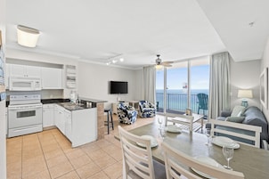Apartamento em Condomínio Fechado, 2 quartos, varanda, vista para o oceano (1110) | Sala de estar | Televisor de ecrã plano de 32 polegadas com canais por cabo, televisor 