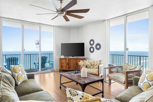 Penthouse, 4 quartos, varanda, vista para o oceano (2801) | Sala de estar | Televisor de ecrã plano de 32 polegadas com canais por cabo, televisor 