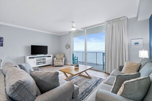 Apartamento em Condomínio Fechado, 1 quarto, varanda, vista para o oceano (1704) | Sala de estar | Televisor de ecrã plano de 32 polegadas com canais por cabo, televisor 