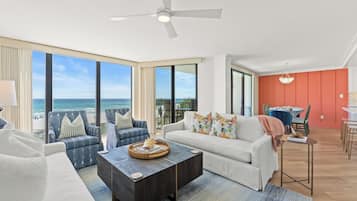 Apartamento em Condomínio Fechado, 2 quartos, em frente à praia (Tower 2 - 207) | Sala | Televisor de ecrã plano de 32 polegadas com canais por cabo, televisor
