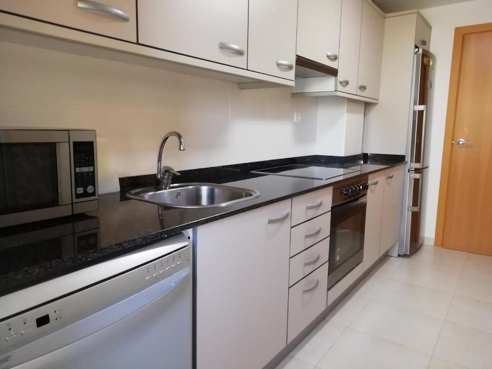 Superb 3 Bedroom Modern Apartment, 300 Meters From Port Aventura - Reus