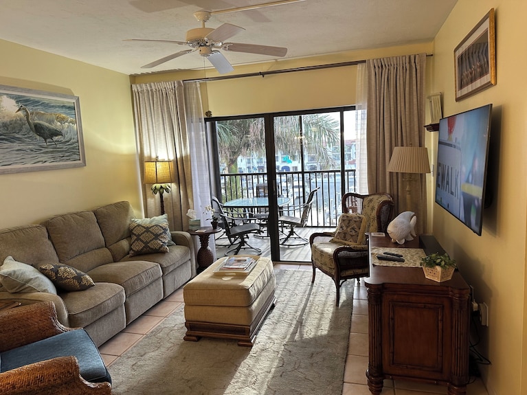 Beautiful Location, Waterside Views! Walking Distance, Elevator,garage, Pool&spa - Naples, FL