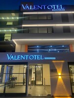 Um edifício moderno com uma placa que diz "Valentotel Business".