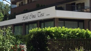Um edifício de hotel com várias andares, varandas e uma placa com a inscrição 