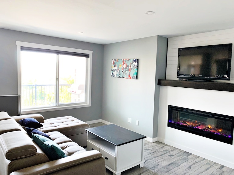 Beautiful Suite In Great Neighbourhood, Modern Finishes And Steps To Kvr Trail. - British Columbia