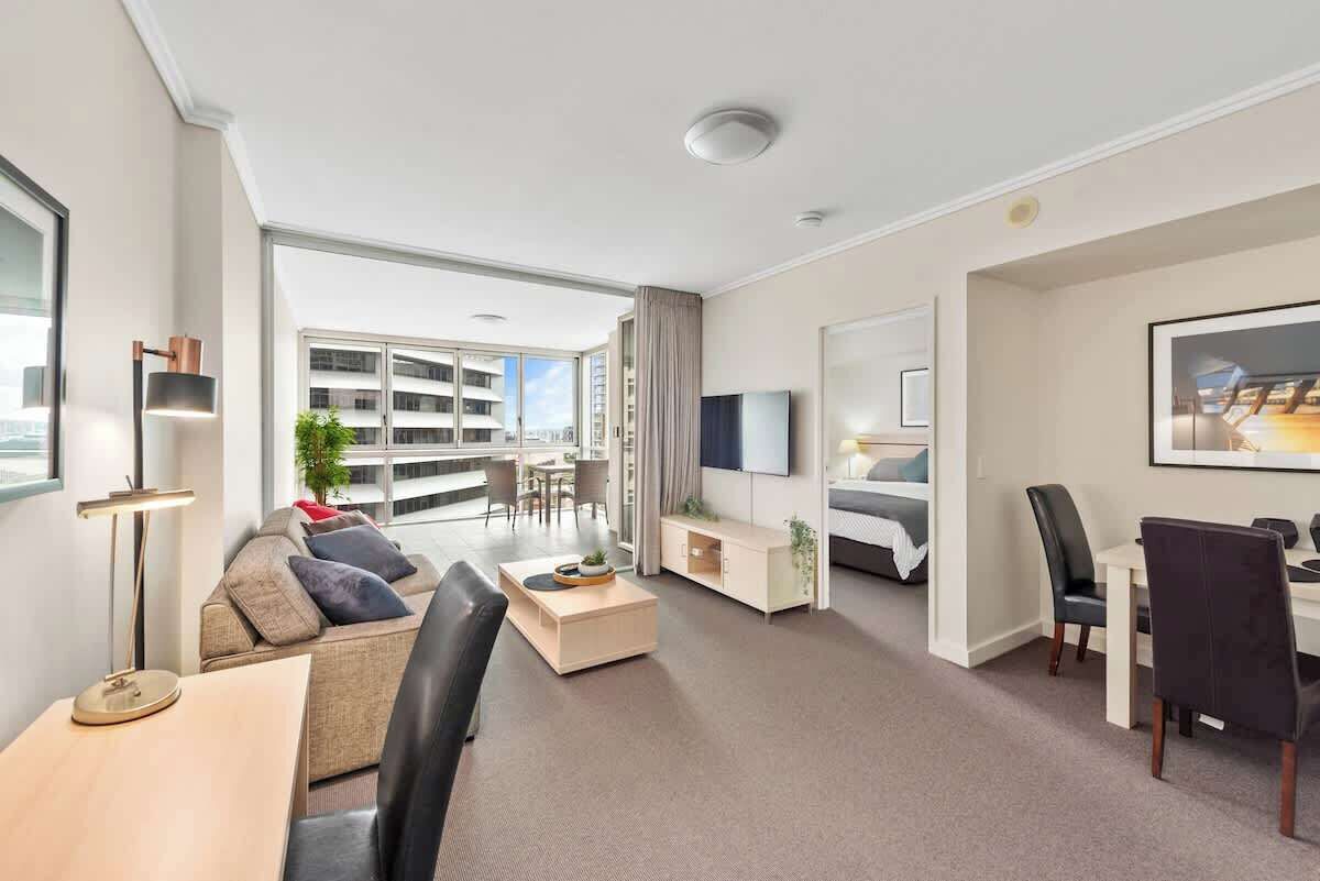 Heart Of The Cbd ~ 1bed/1bath/balcony/free Parking - Balmoral