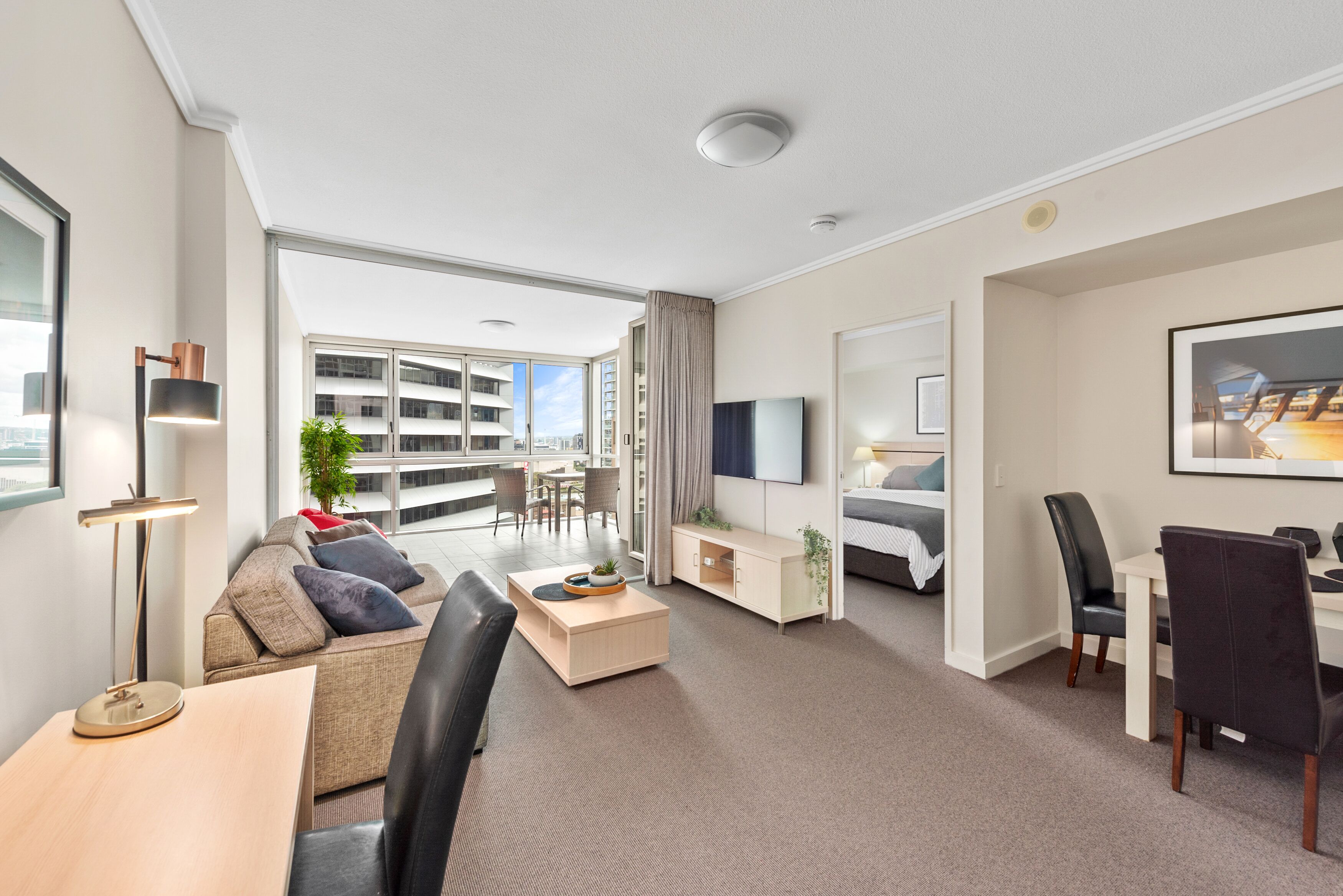 Heart Of The Cbd ~ 1bed/1bath/balcony/free Parking - Brisbane