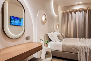 Premium Double room with Balcony | Frigobar, cofres nos quartos, escrivaninha, cortinas blackout