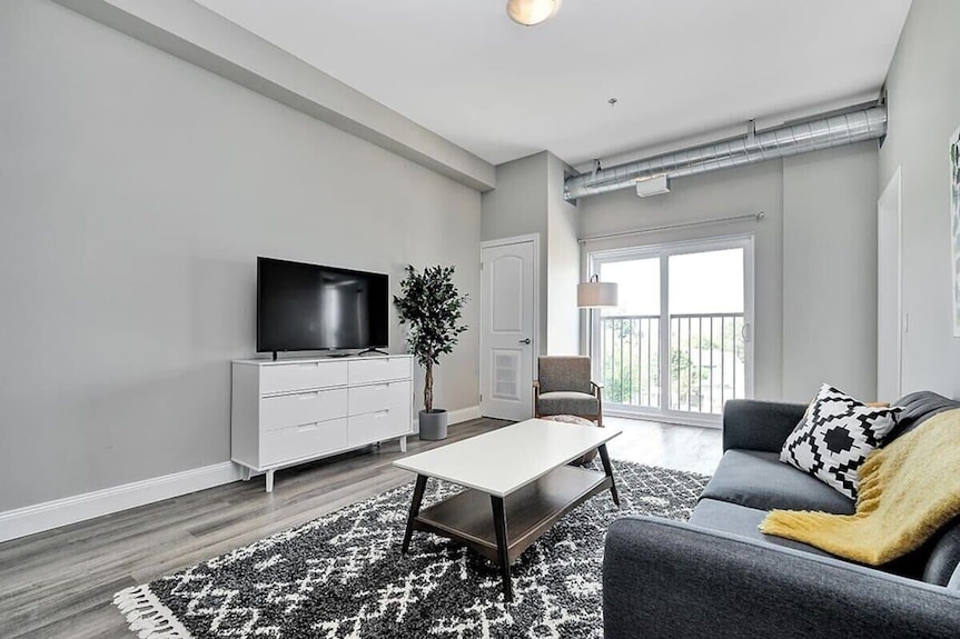 High-end Condo Downtown Kingston Near Rmc/queens - Kingston