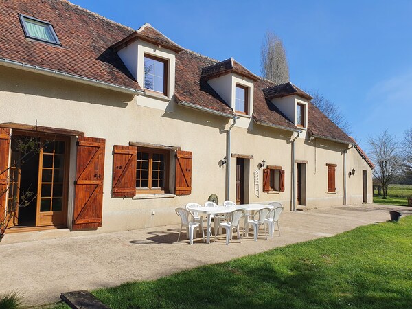 Longère Bourguignone 300m2, 7 Chambres, 6 Sde, Jardin Et éTang Protégé - Yonne