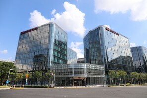 Um edifício moderno de vidro com a placa 