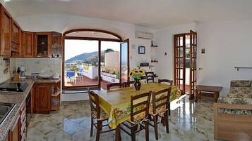 Apartamento, 3 quartos, fumadores, terraço | Sala de jantar