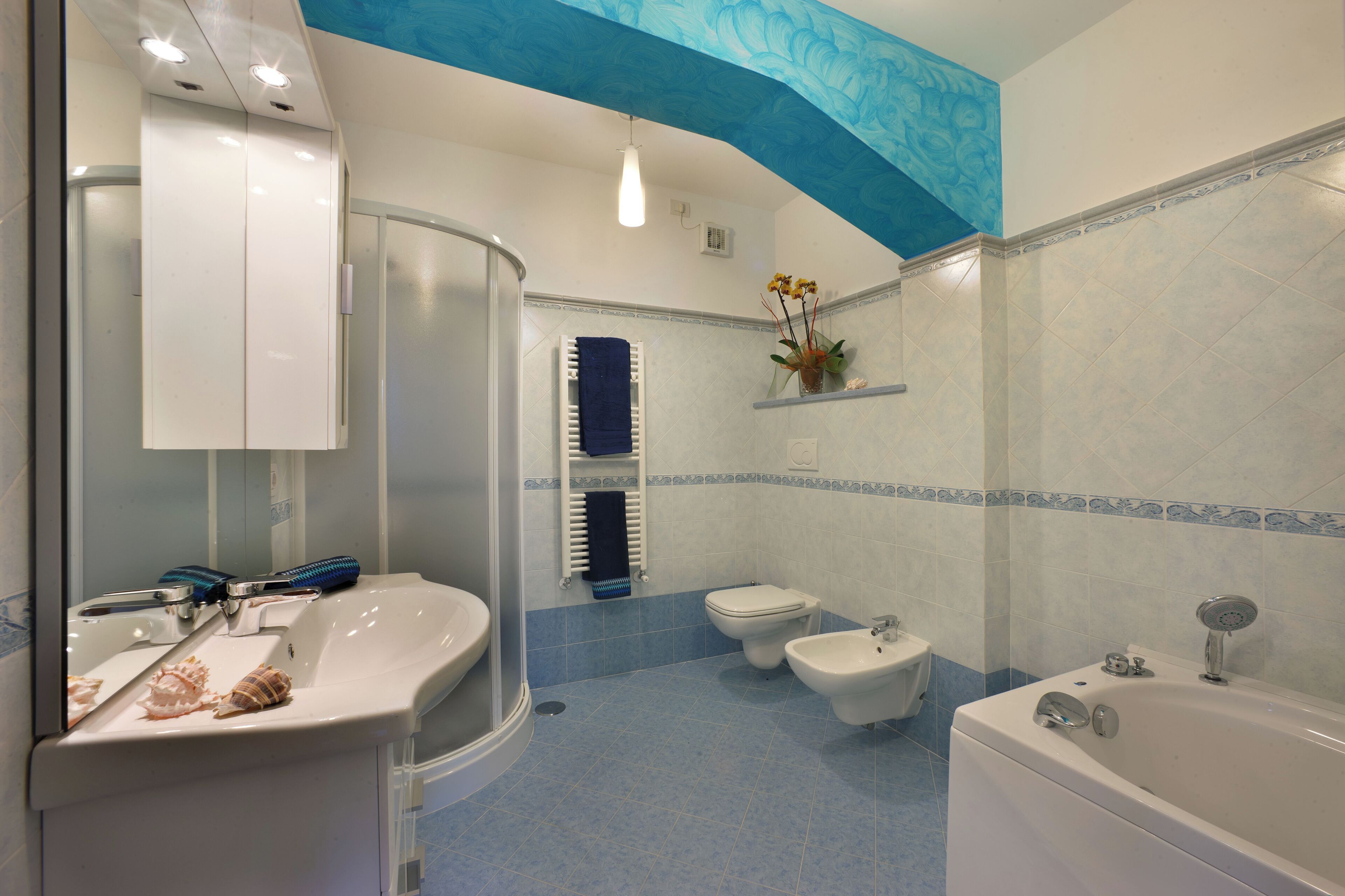 Vila, 5 quartos, para fumantes, piscina particular | Banheiro | Produtos de toalete grátis, secador de cabelo, chinelos, bidê