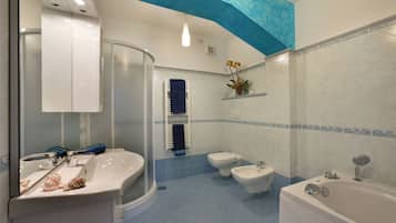Vila, 5 quartos, para fumantes, piscina particular | Banheiro | Produtos de toalete grátis, secador de cabelo, chinelos, bidê