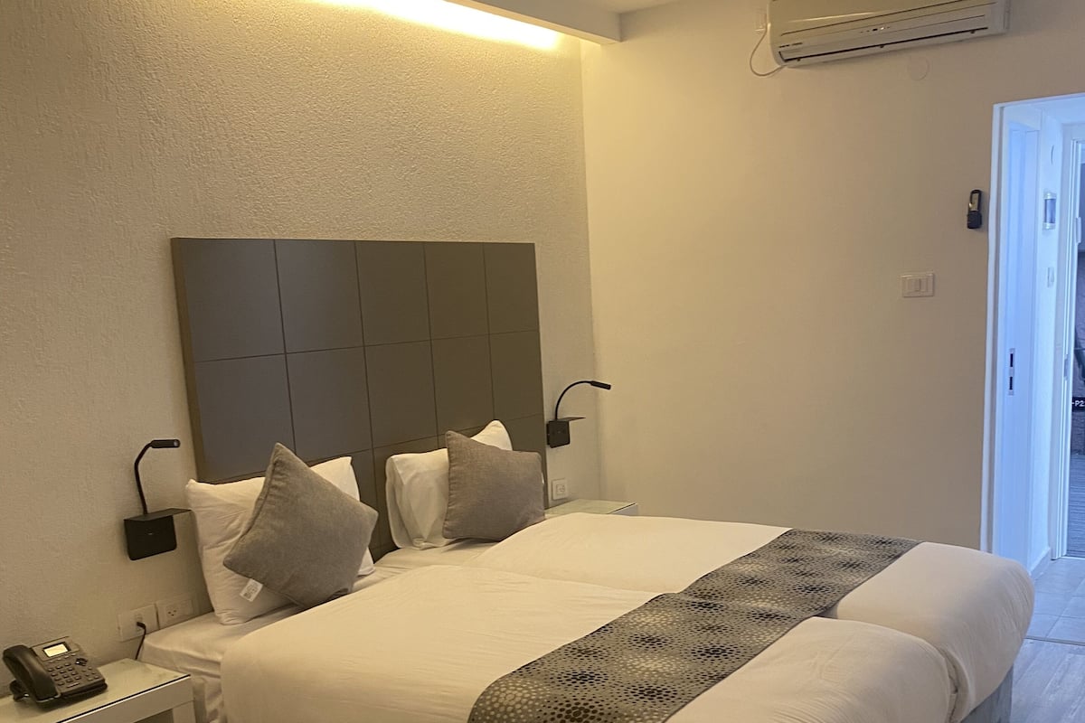 Quarto Triplo Standard | Cofre no quarto, secretária, ferro/tábua de engomar, Wi-fi grátis