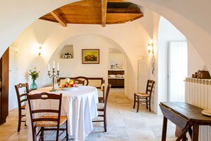 Casa, 2 quartos, lareira | Sala de jantar