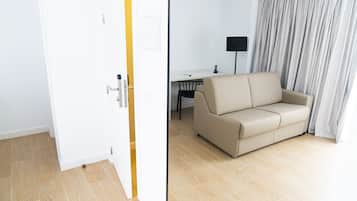 Quarto Triplo | Minibar, cofre no quarto, secretária, Wi-fi grátis