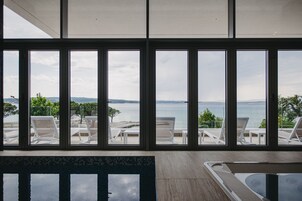 Piscina interna, espreguiçadeiras