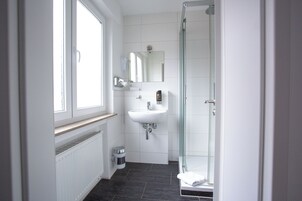 Quarto Individual Empresarial | Casa de banho | Um secador de cabelo, toalhas fornecidas, sabão, champô 