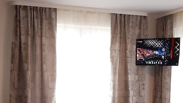Quarto solteiro empresarial | Escrivaninha, Wi-Fi de cortesia